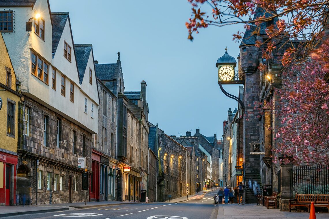 10 Most Famous Streets in Edinburgh You Must Visit